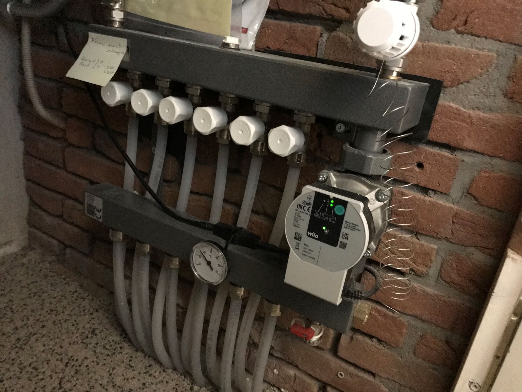 Het verbruik van de pomp van de vloerverwarming. Kan dit lager?